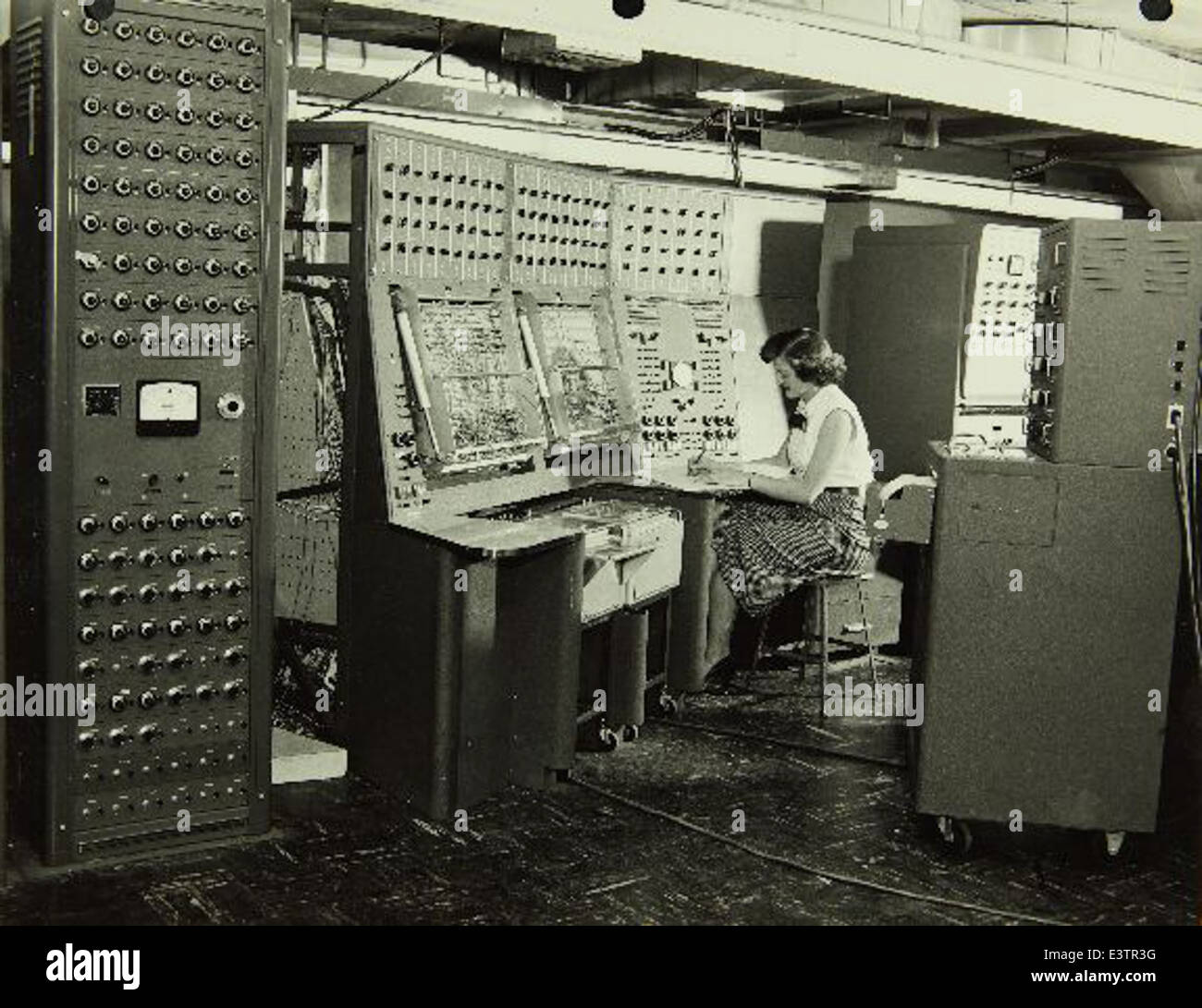 Analog computer hi-res stock photography and images - Alamy