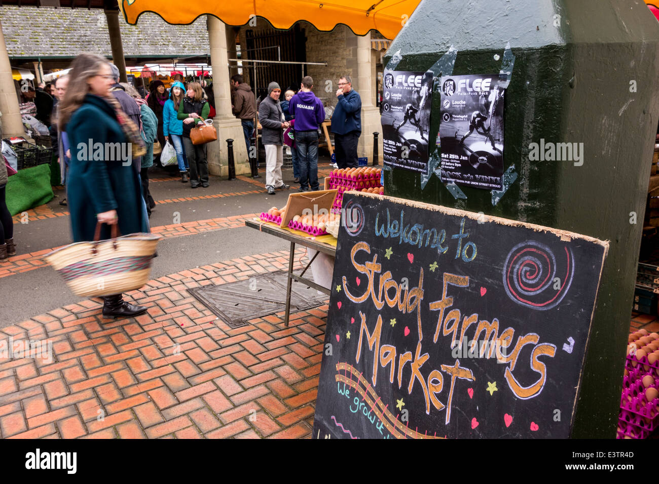 Busy Stroud Farmer's Market on Saturdays in Gloucestershire, UK Stock ...