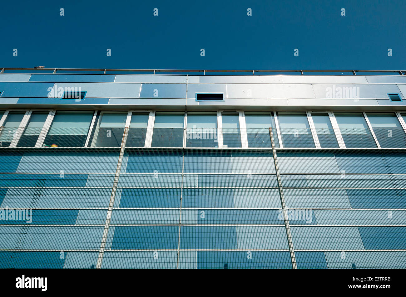 Blue building blue sky hi-res stock photography and images - Alamy