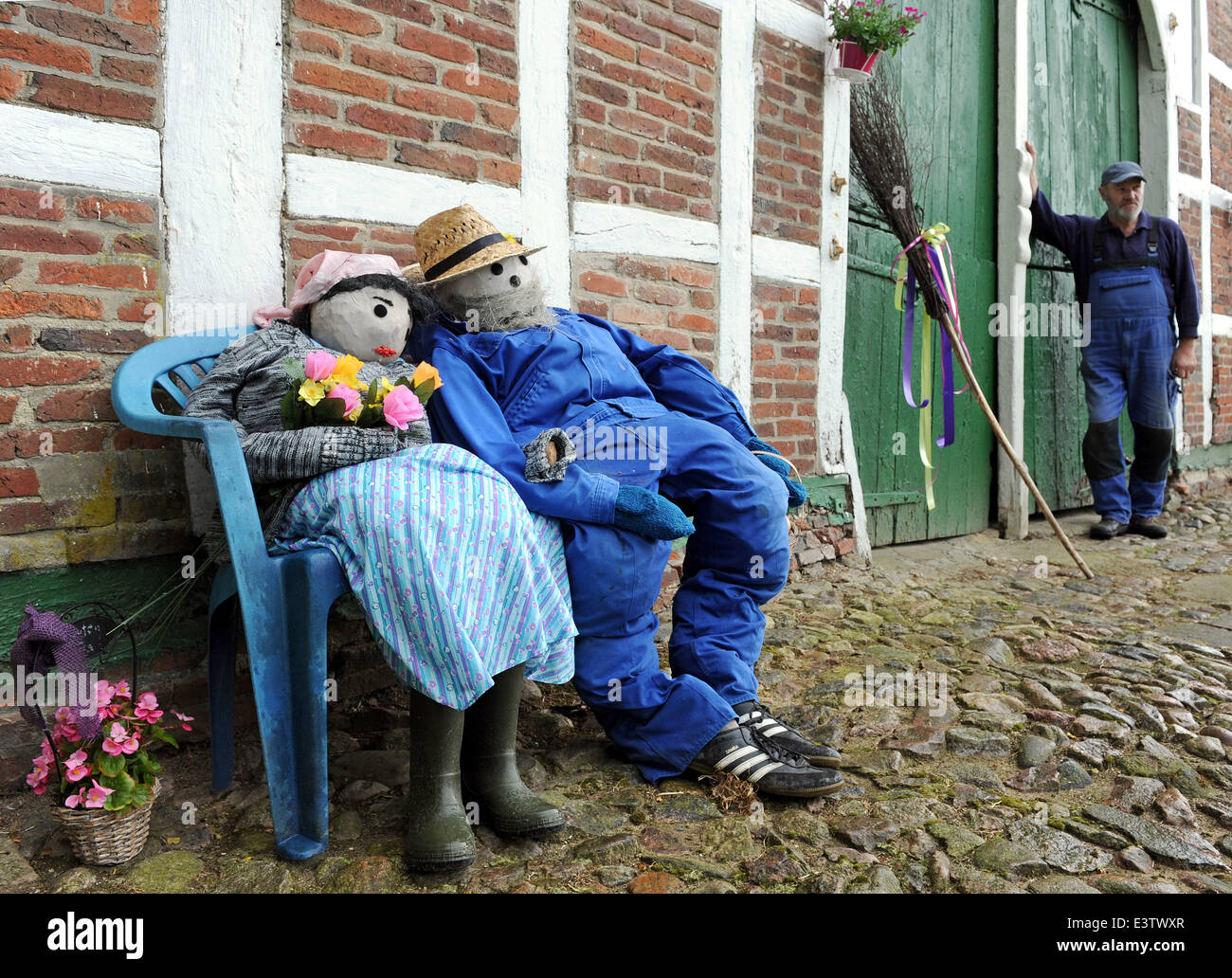 Wanna, Germany. 28th June, 2014. Two puppets depicting an elderly ...