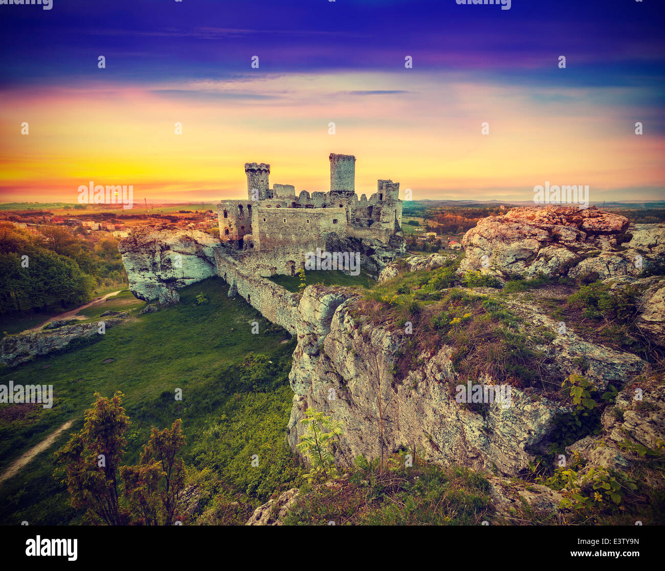 Vintage ruins hi-res stock photography and images - Alamy