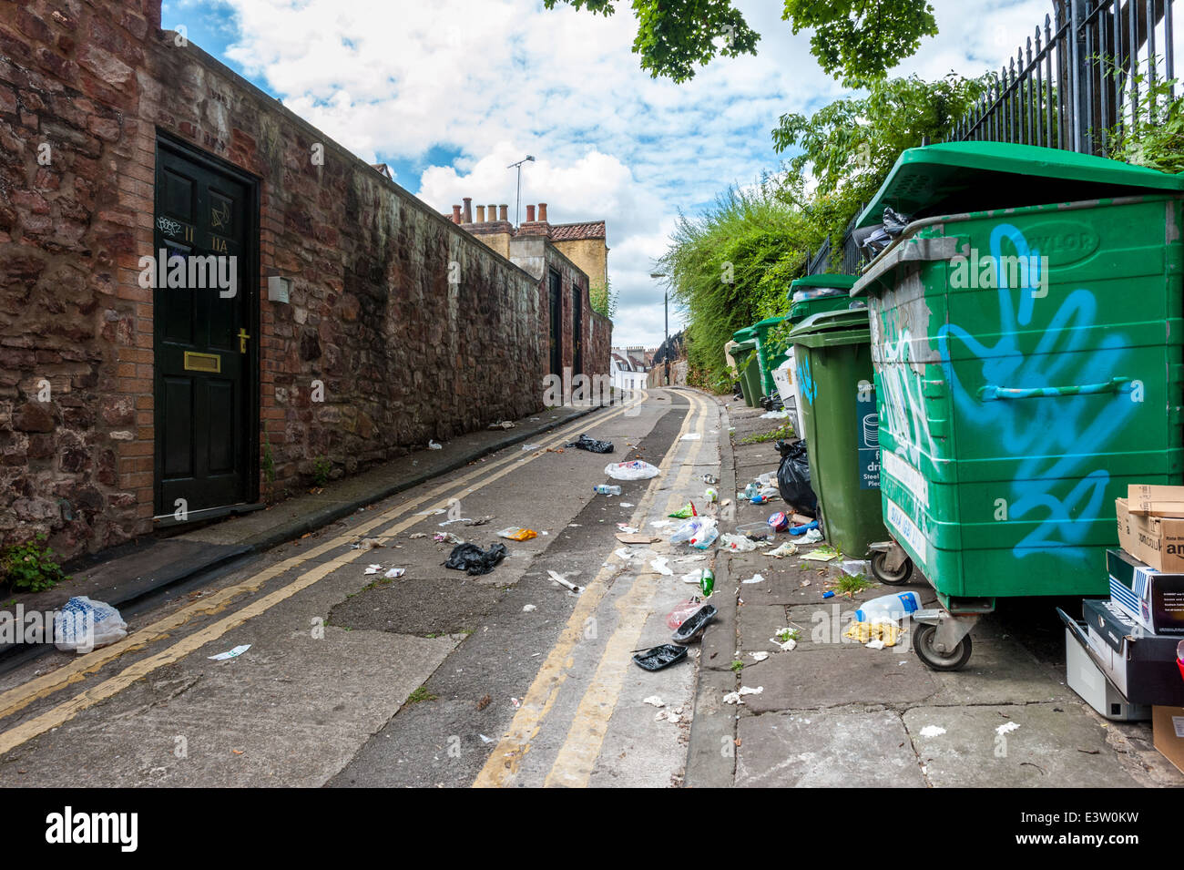 Overflowing rubbish bin scattered rubbish hi-res stock photography and ...