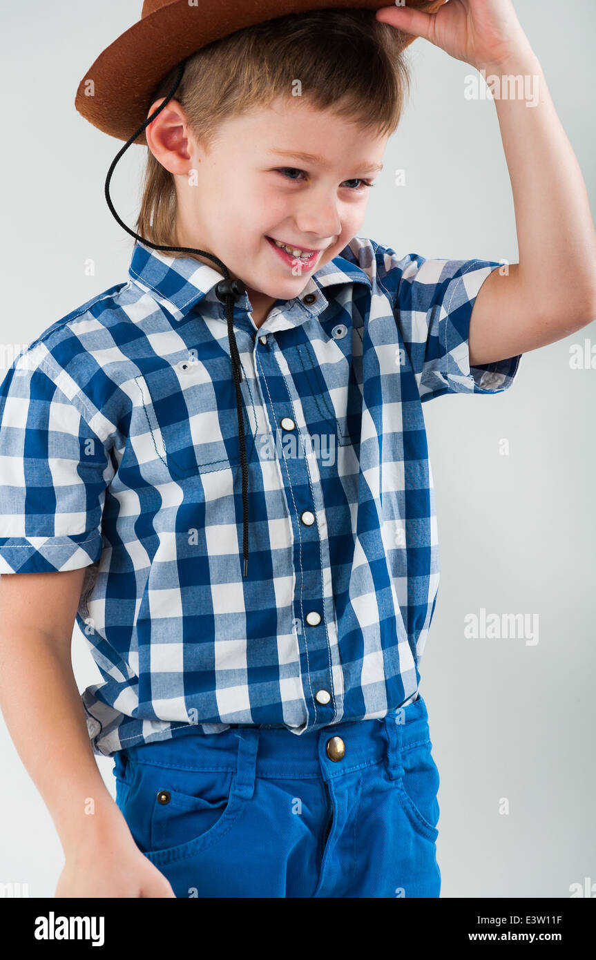 Young boy in cowboy hat Stock Photo - Alamy
