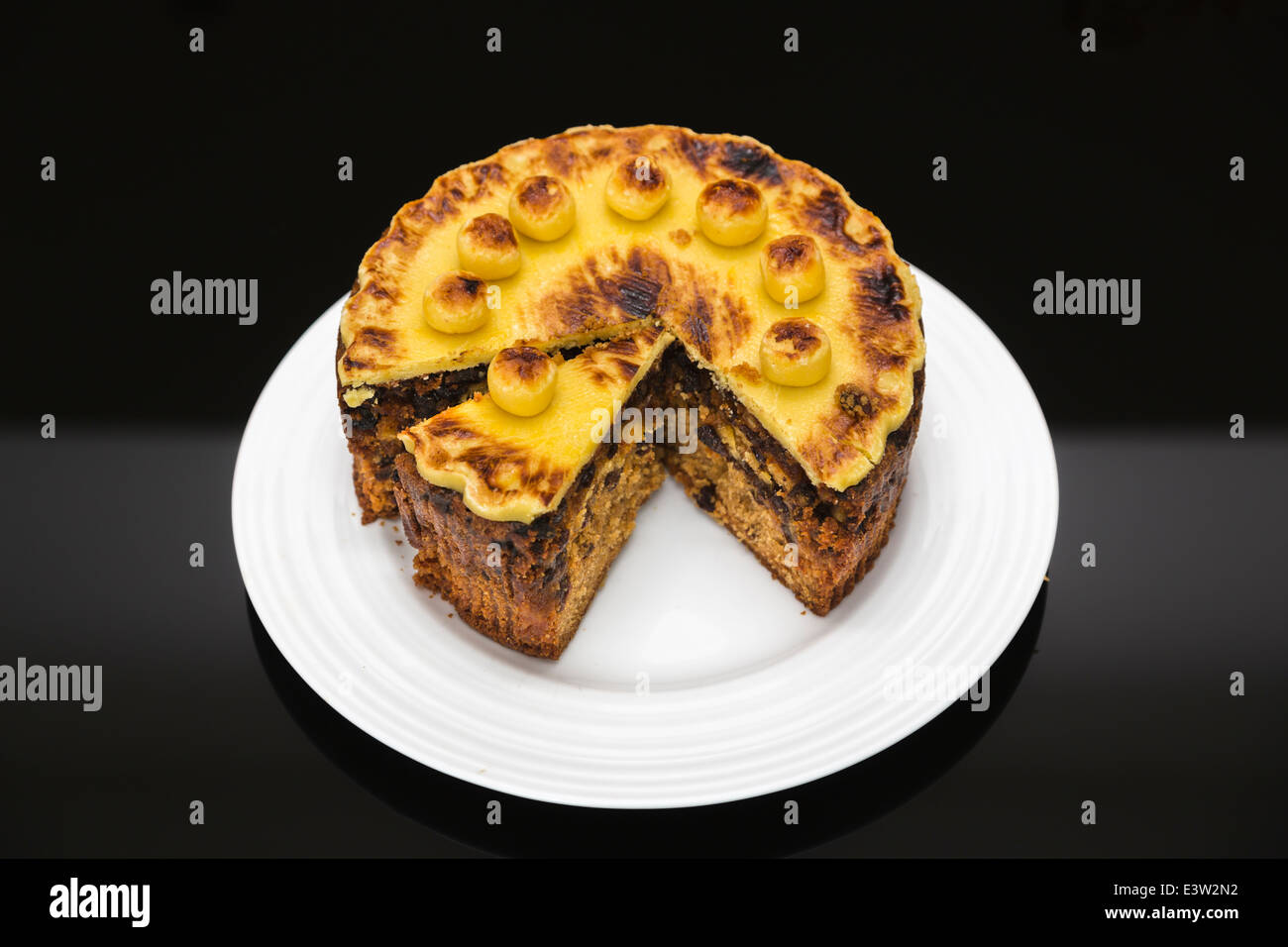 Simnel cake hi-res stock photography and images - Alamy