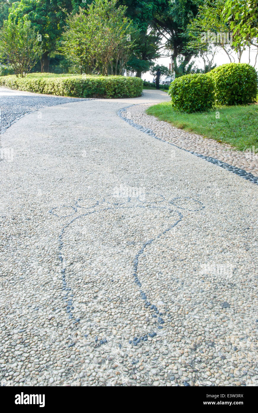 Pebble pathway hi-res stock photography and images - Alamy