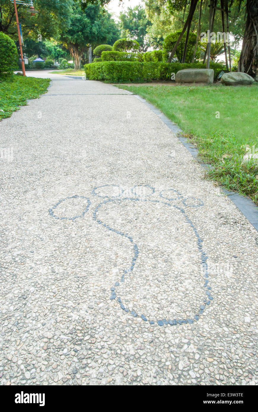 Pebble pathway hi-res stock photography and images - Alamy