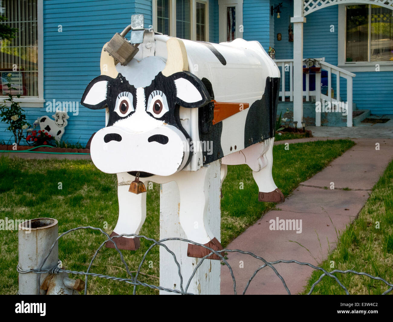 Cow mailbox hi-res stock photography and images - Alamy