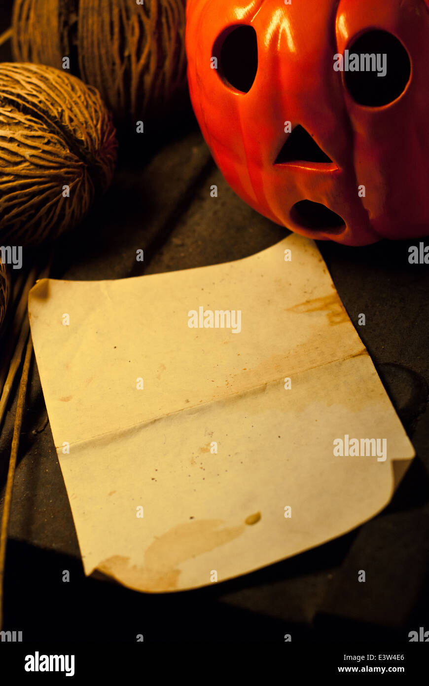 Halloween note paper concept Stock Photo - Alamy