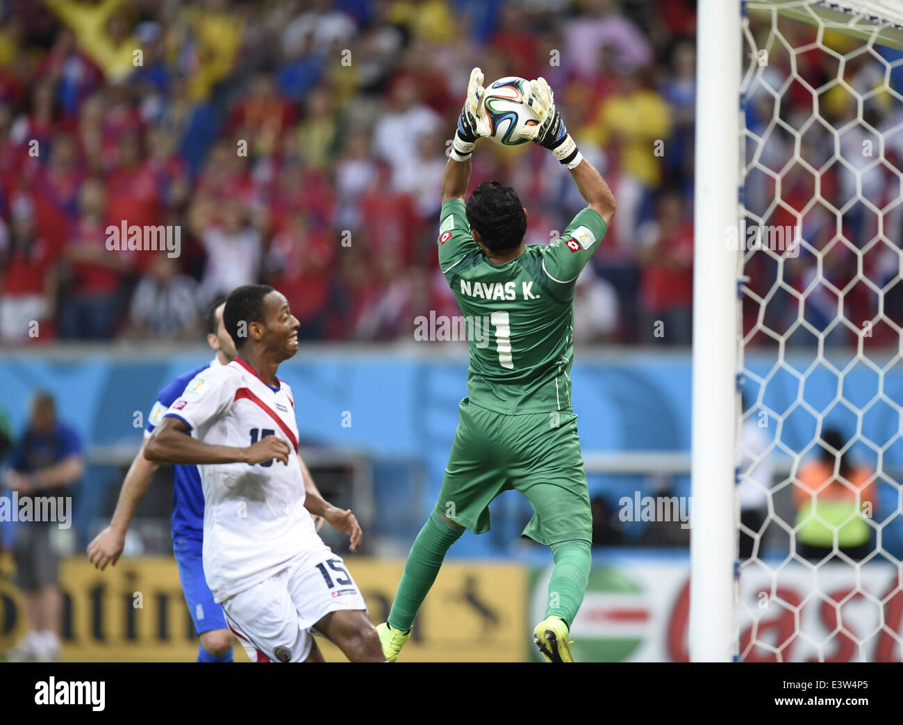 (140629) -- RECIFE, June 29, 2014 (Xinhua) -- Costa Rica's goalkeeper ...