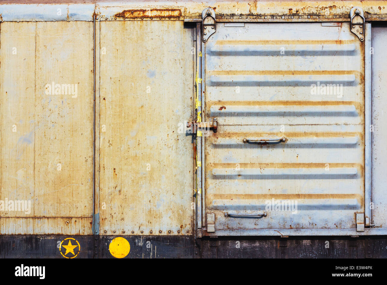 Rusty brown shipping container hi-res stock photography and images - Alamy