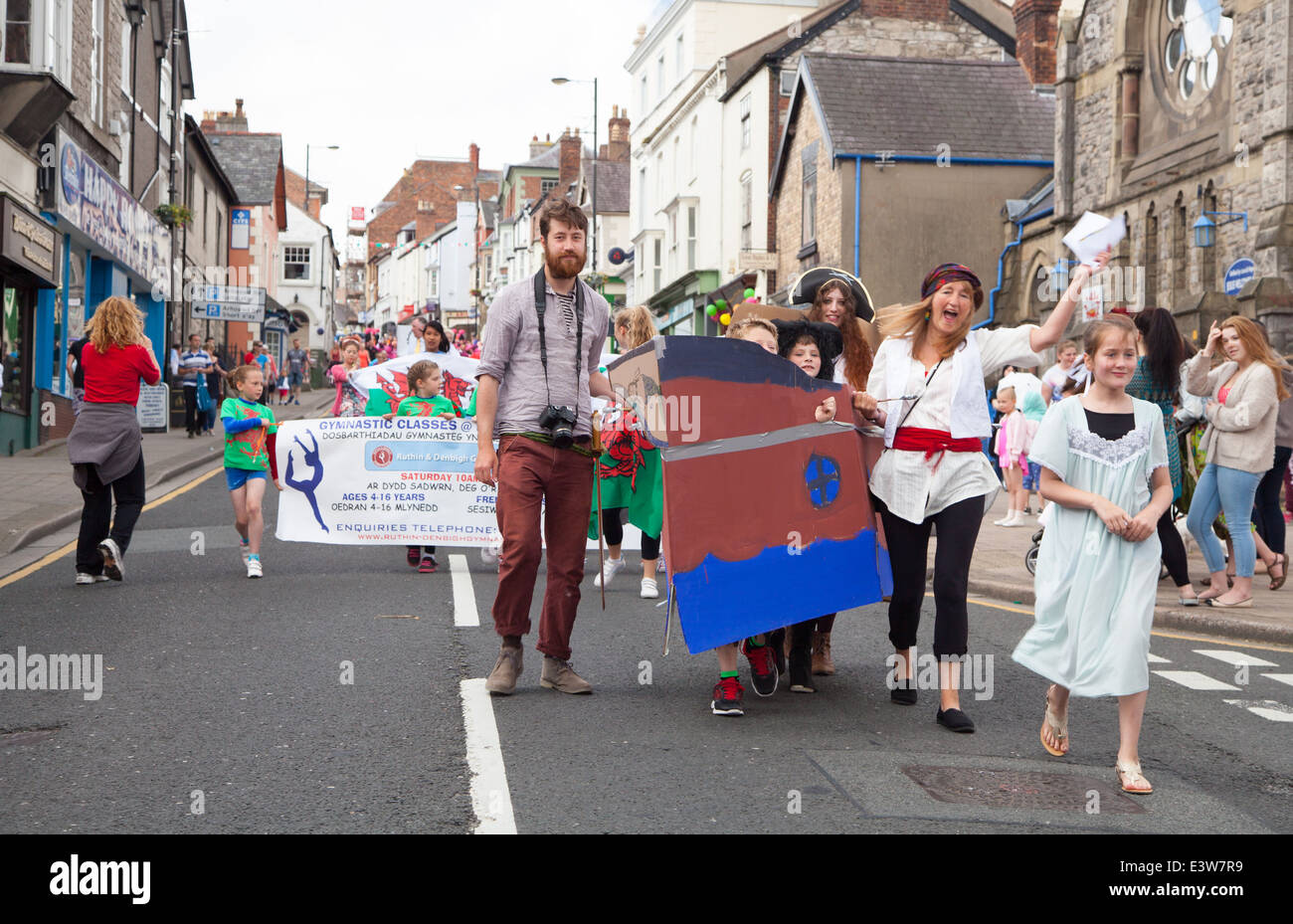 Parade pirate hi-res stock photography and images - Alamy