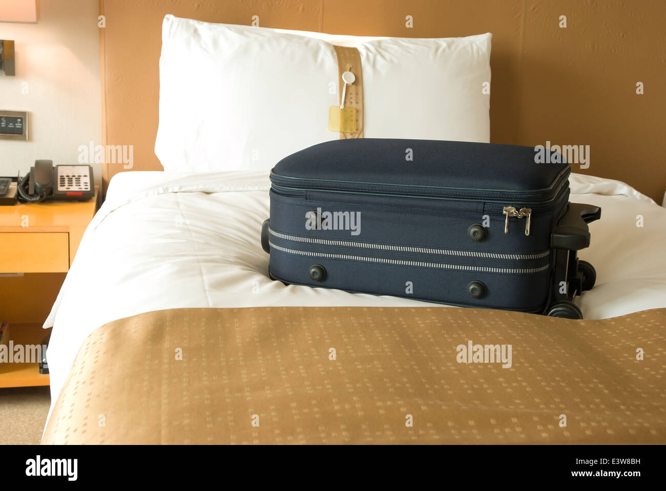 suitcase on bed inside a hotel room Stock Photo - Alamy