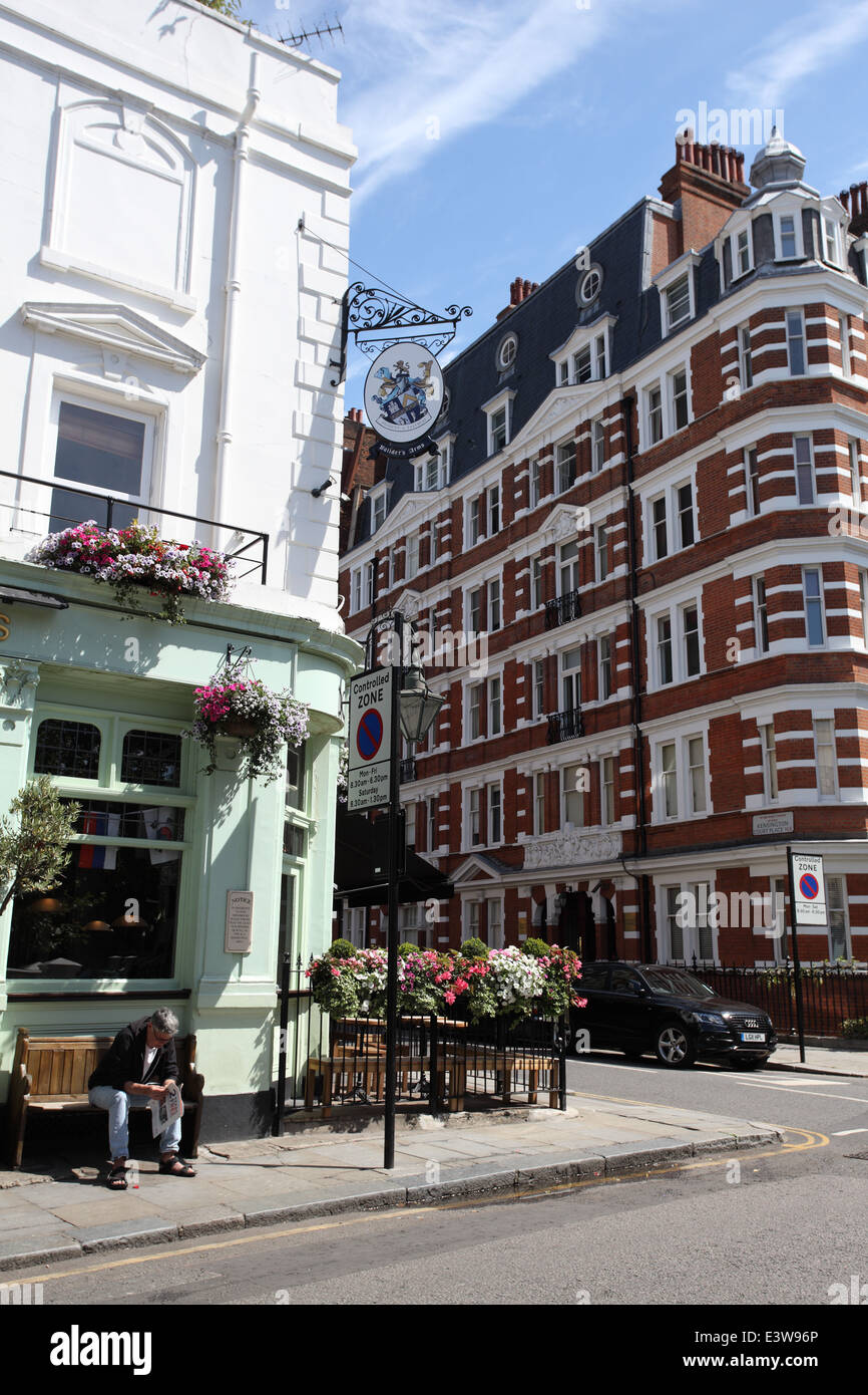 The Georgian pub the Builder's Arms at 1 Kensington Court Place and ...