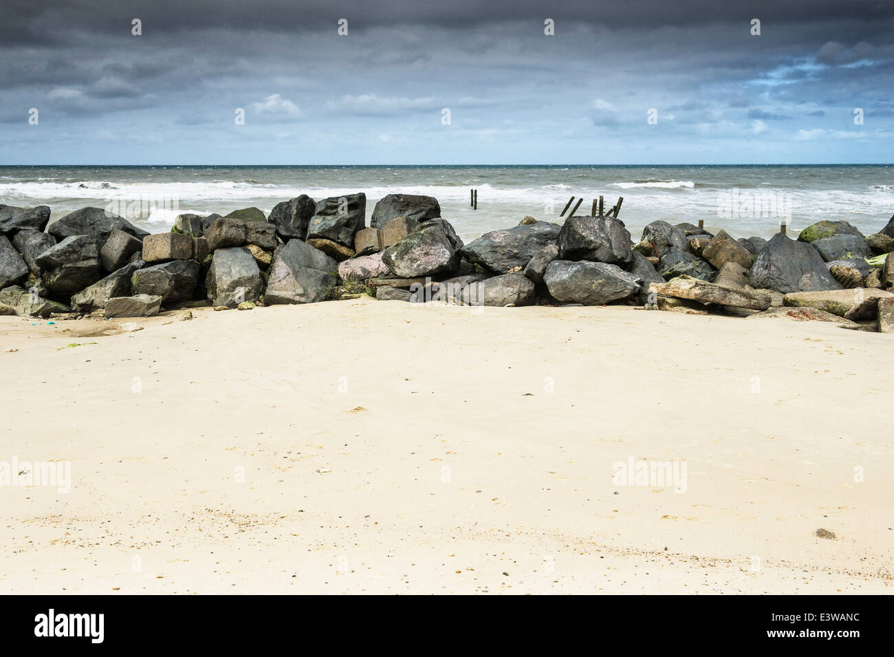Rocks and debris form a sea defense barrier on Happisburgh Beach Stock ...
