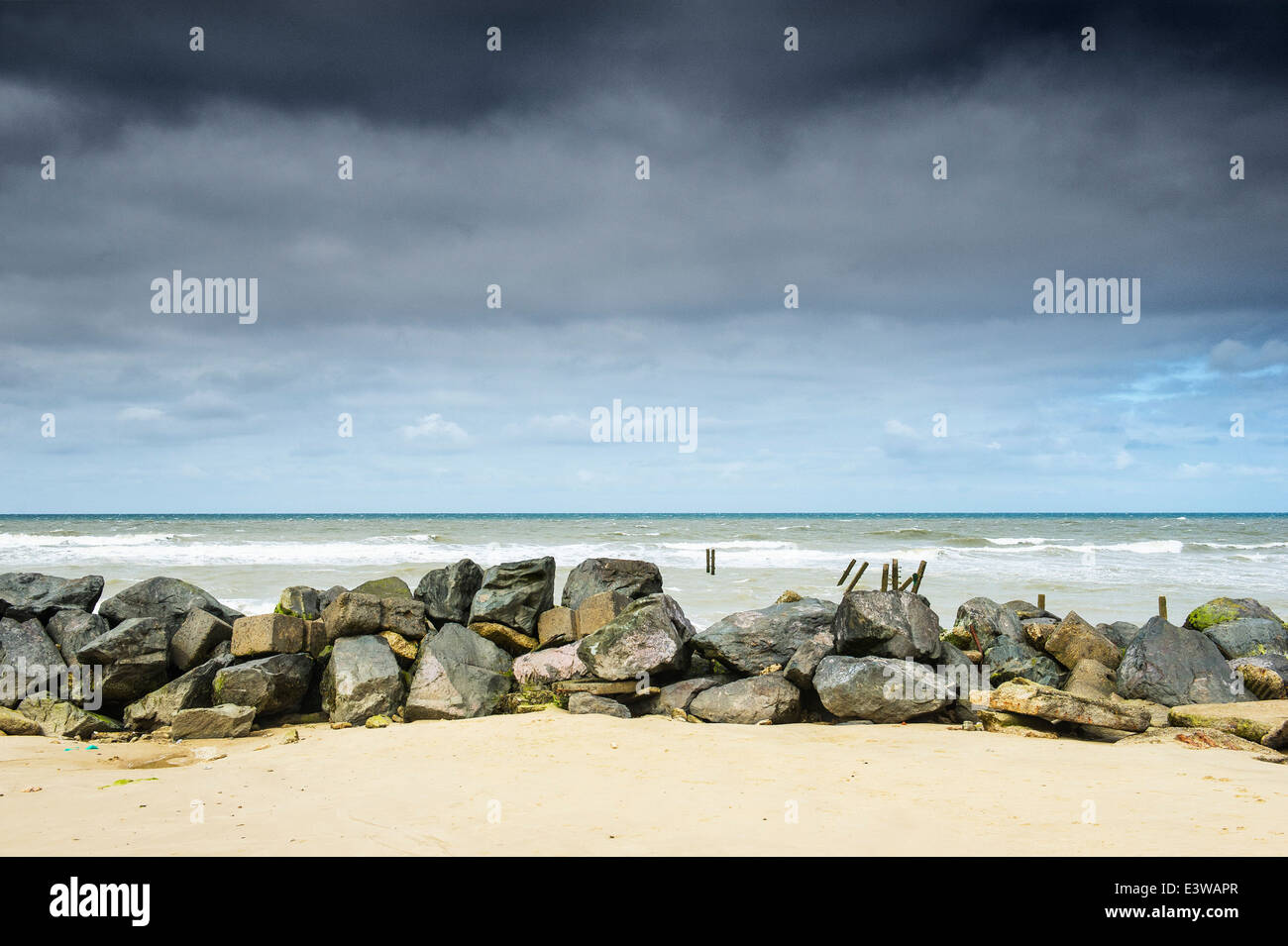 Rocks and debris form a sea defense barrier on Happisburgh Beach Stock ...