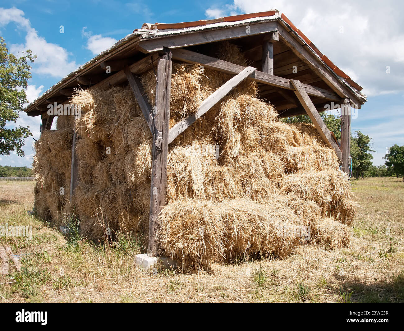 Wooden hay barn hi-res stock photography and images - Alamy