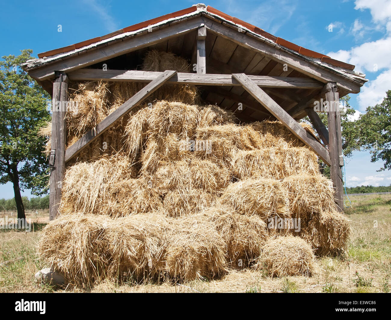 Wooden hay barn hi-res stock photography and images - Alamy