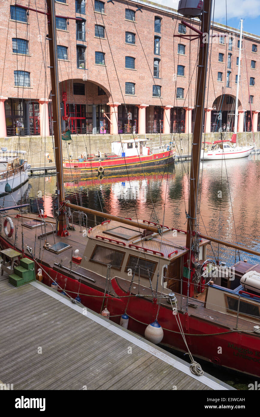 City of Liverpool, Albert Dock Building Stock Photo - Alamy
