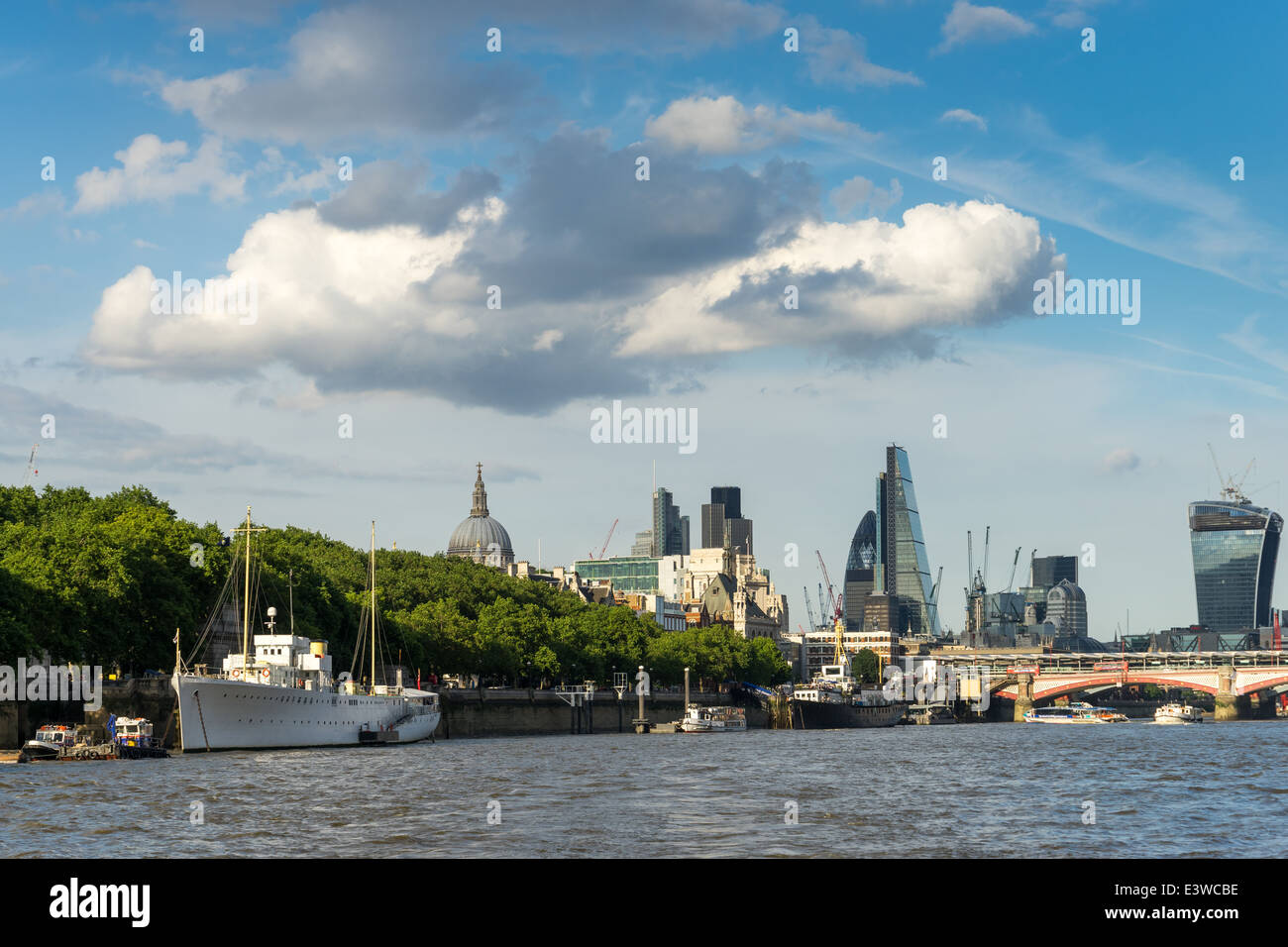 Floating restaurant and bar on the River Thames Stock Photo - Alamy