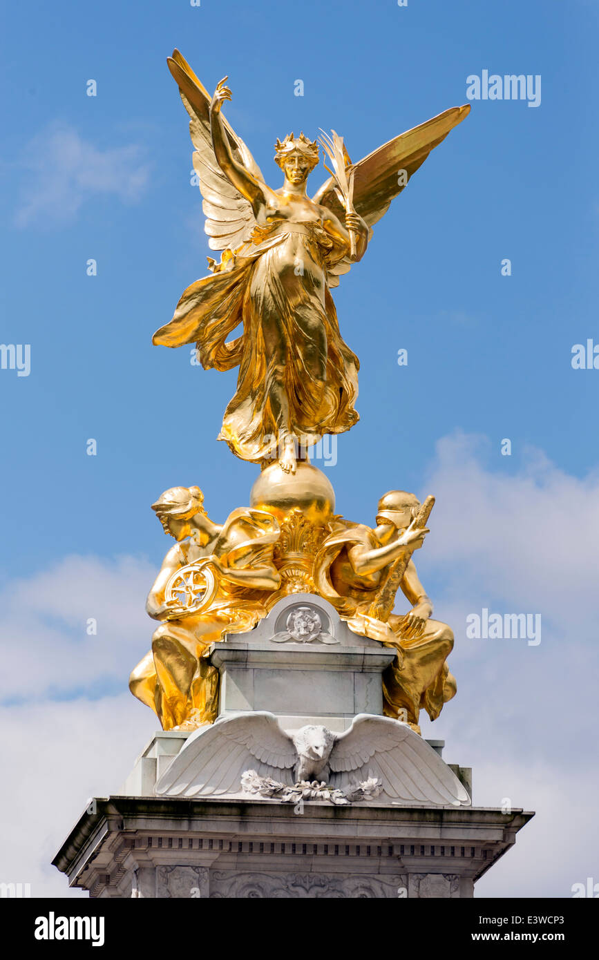 Architecture of Queen Victoria Memorial Statue at Buckingham Palace ...
