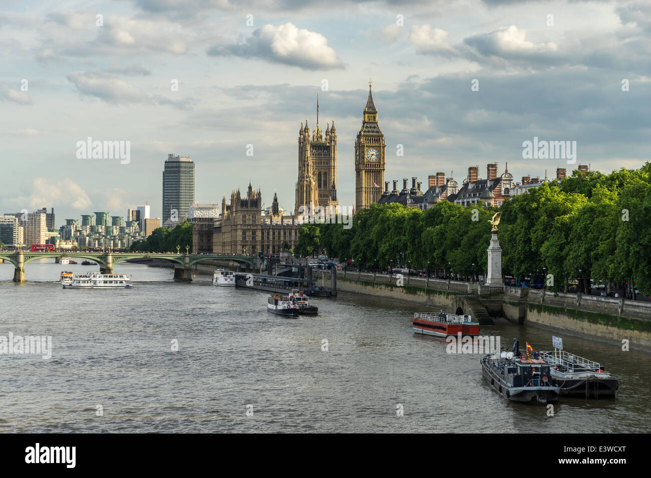 View up the River Thames towards Big Ben and the Houses of Parliament ...