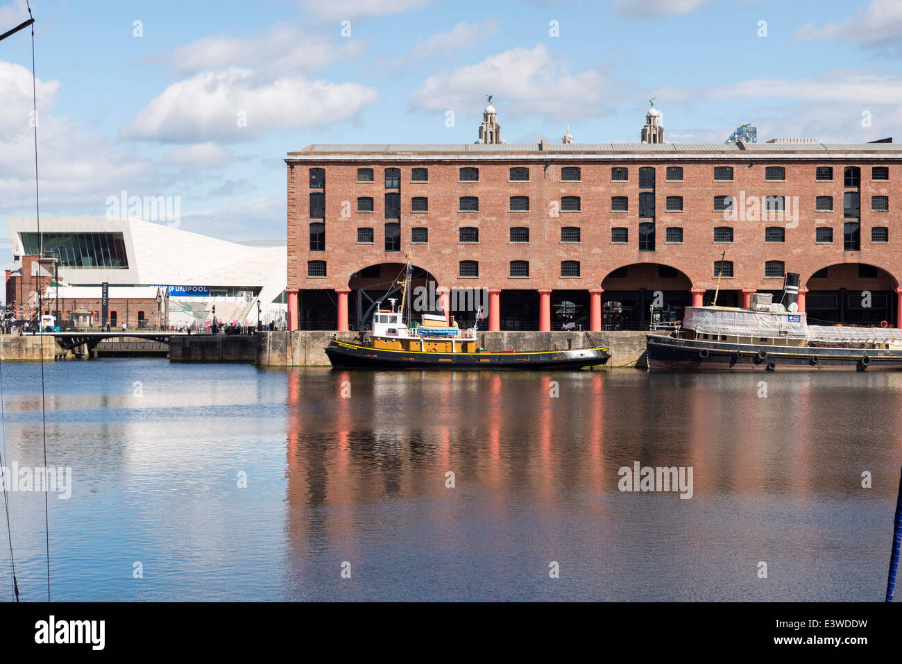 City of Liverpool, Albert Dock Building Stock Photo - Alamy