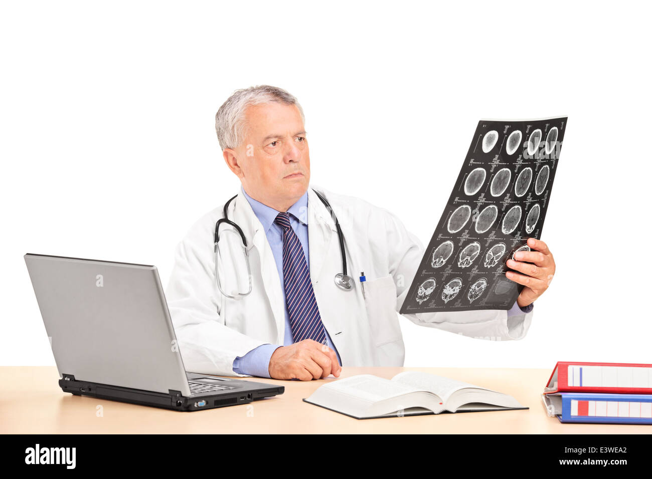 Doctor examine mri scan hi-res stock photography and images - Alamy