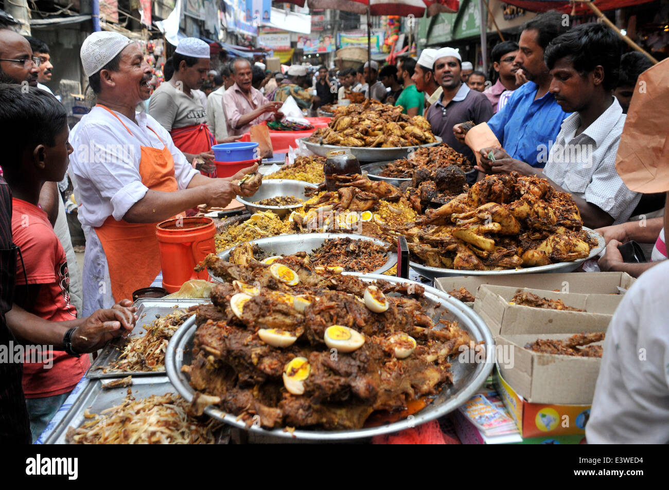 Dhaka, Bangladesh. 30th June, 2014. Bangladeshi Muslims buy ifter, food ...