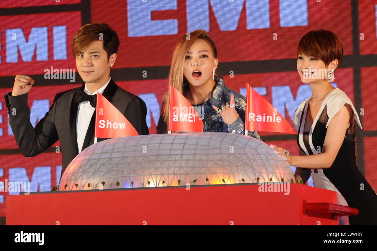 Taipei. 30th June, 2014. Taiwanese pop singers A-mei (C), Rainie Yang ...