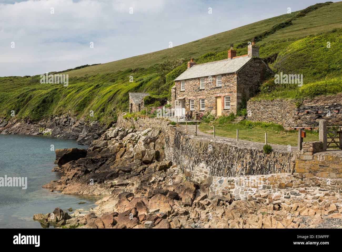A cottage by the shore at Port Quinn, Cornwall Stock Photo - Alamy