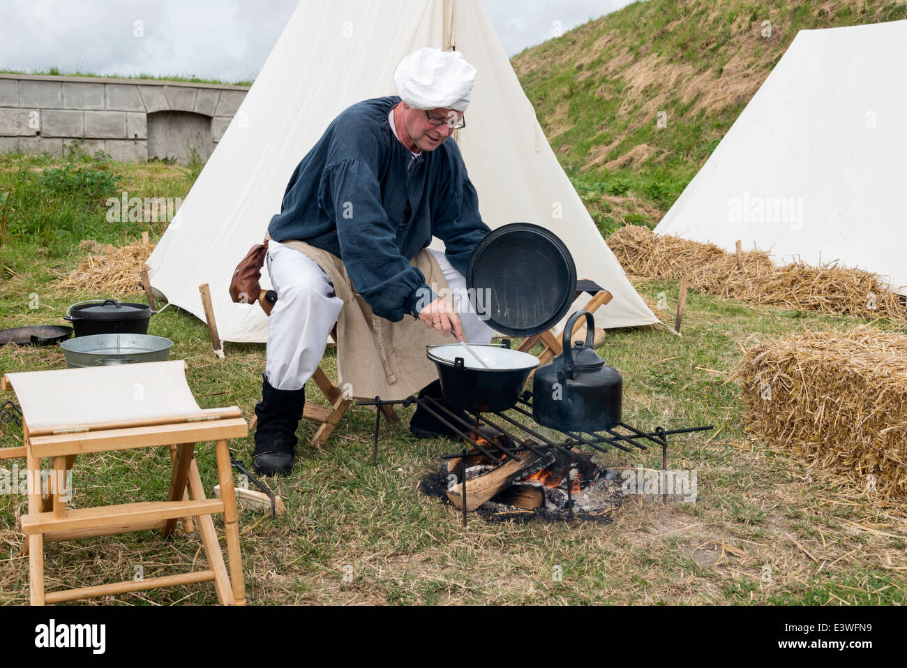 Old pot food cooking hi-res stock photography and images - Alamy