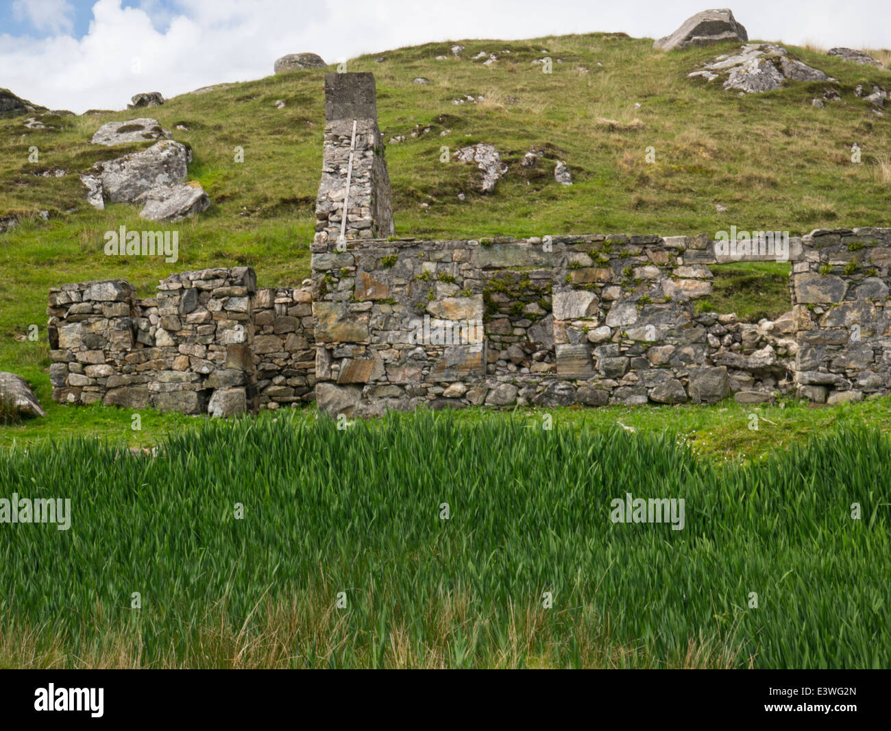 Abandoned derelict croft hi-res stock photography and images - Alamy