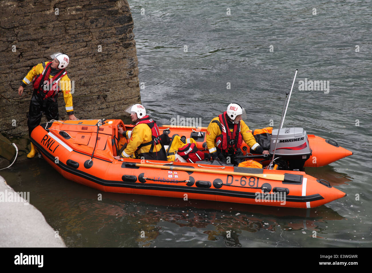 Lowering lifeboat hi-res stock photography and images - Alamy
