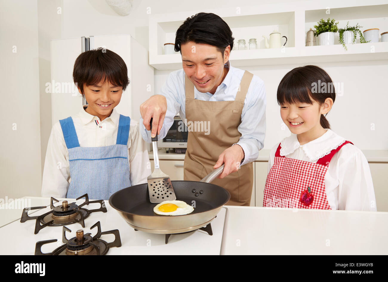 Japanese dad cooking with his kids Stock Photo - Alamy