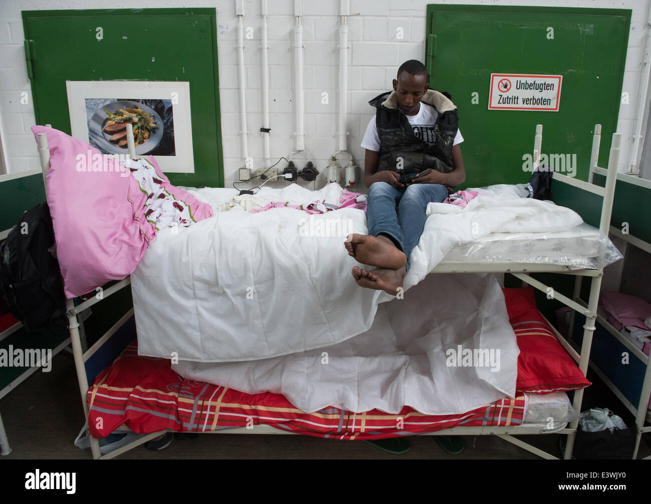 Refgufees hi-res stock photography and images - Alamy