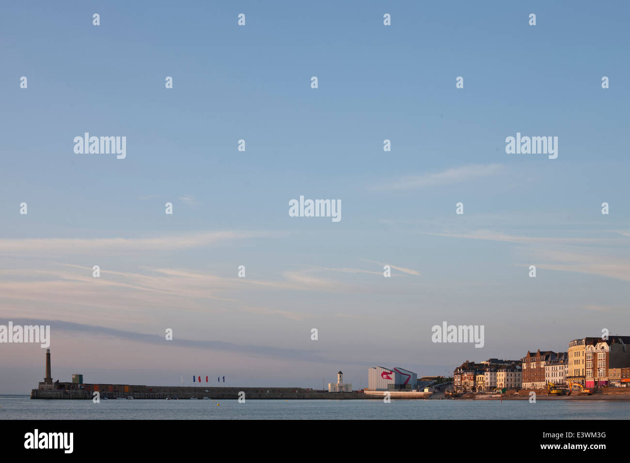 Margate seafront with the Turner Contemporary Gallery, Margate, Kent ... Margate seafront with the Turner Contemporary Gallery, Margate, Kent ...