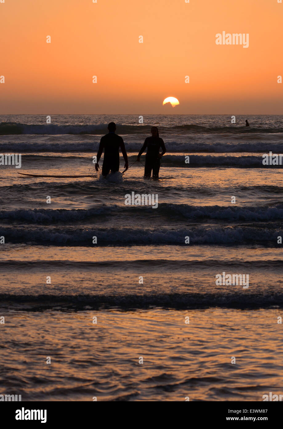 Couple watching the sea hi-res stock photography and images - Alamy