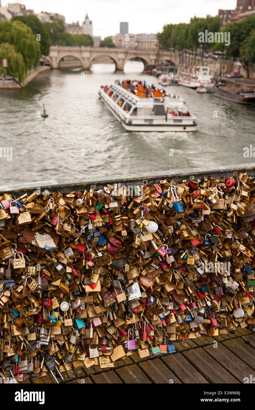 Padlocks bridge paris hi-res stock photography and images - Alamy