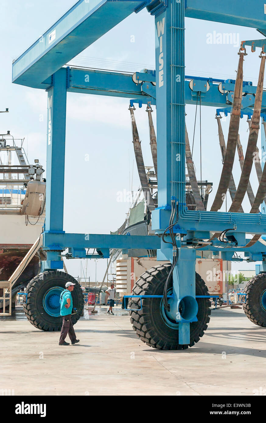 -Man driving with remote control platform with huge wheels for Ships- L ...