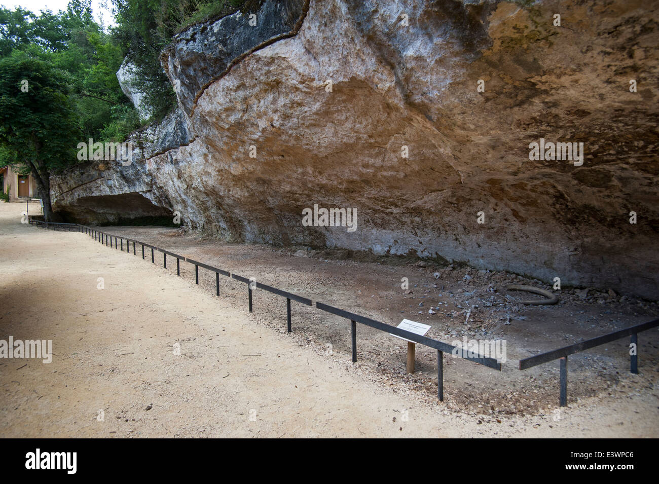 Abri de Cro-Magnon, prehistoric site where Cro Magnon skeletons were ...