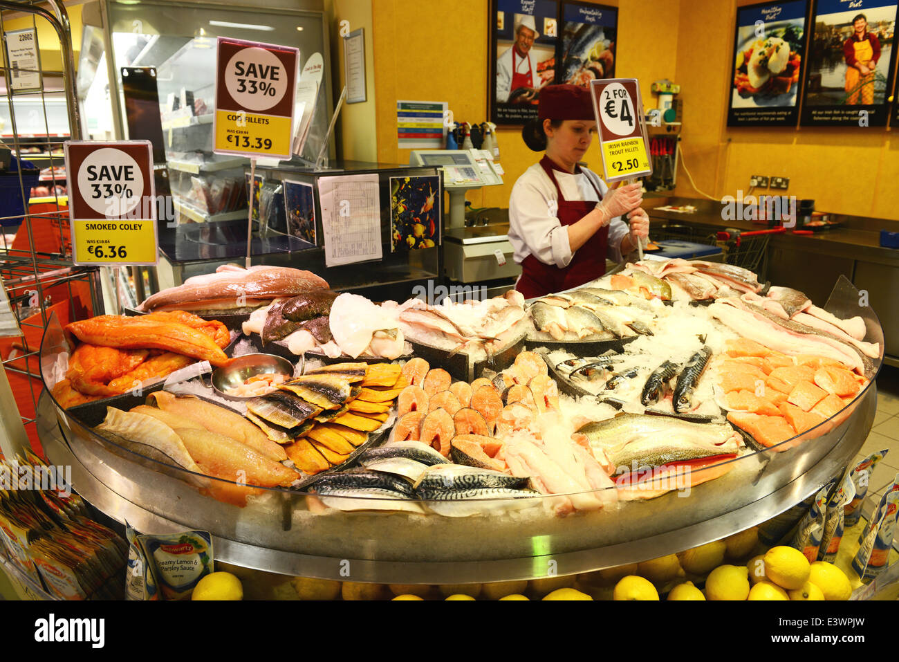 Supermarket fish counter hi-res stock photography and images - Alamy