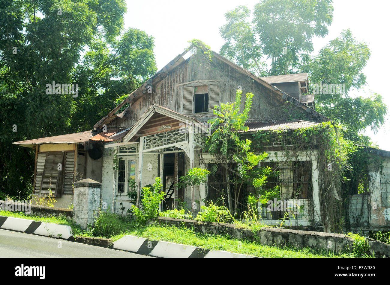 A dilapidated house stands in the Caribbean Stock Photo - Alamy