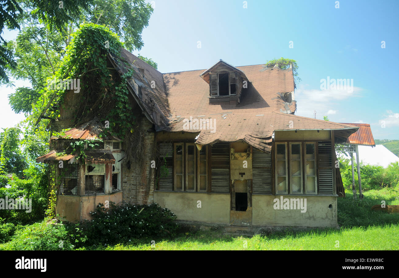 A dilapidated house stands in the Caribbean Stock Photo - Alamy