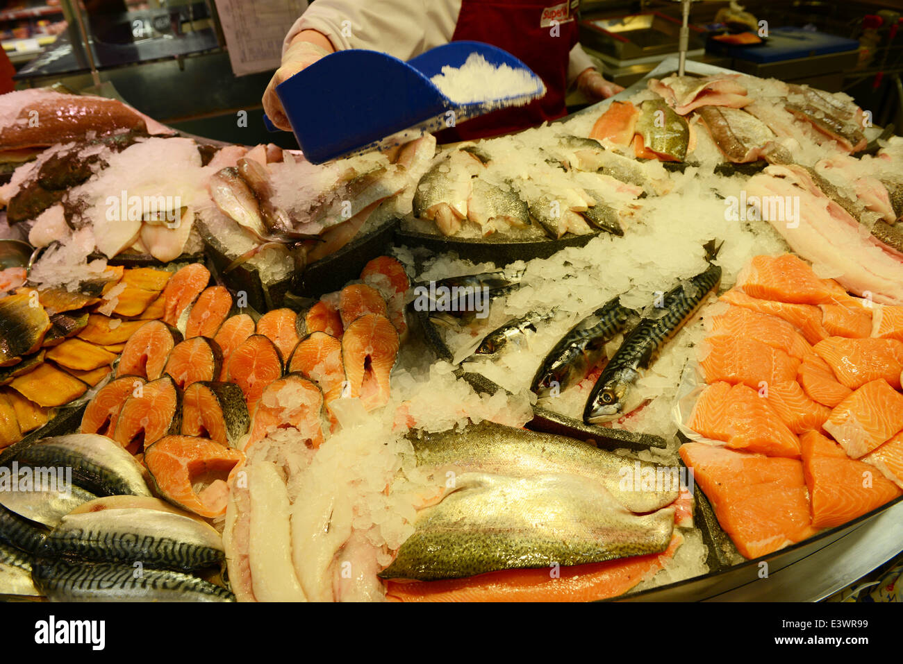 A fishmonger preparing a display Stock Photo - Alamy