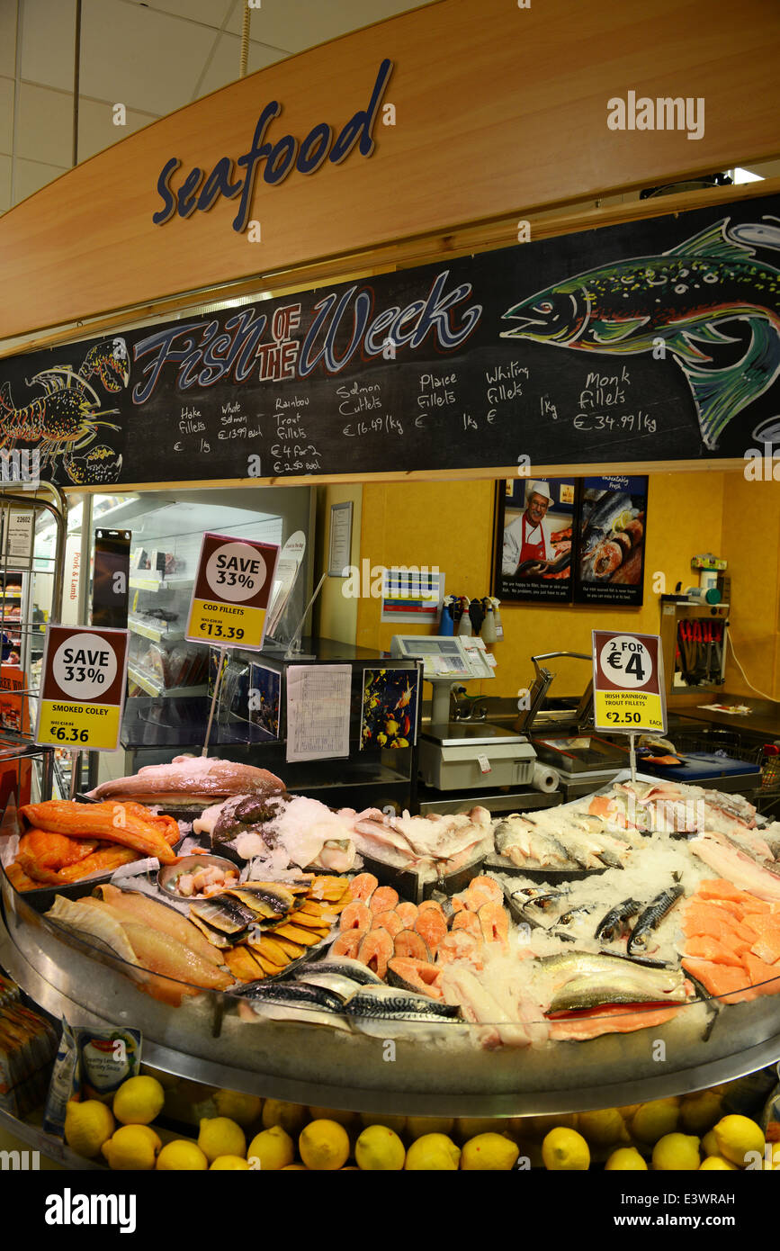 A fishmonger preparing a display Stock Photo - Alamy