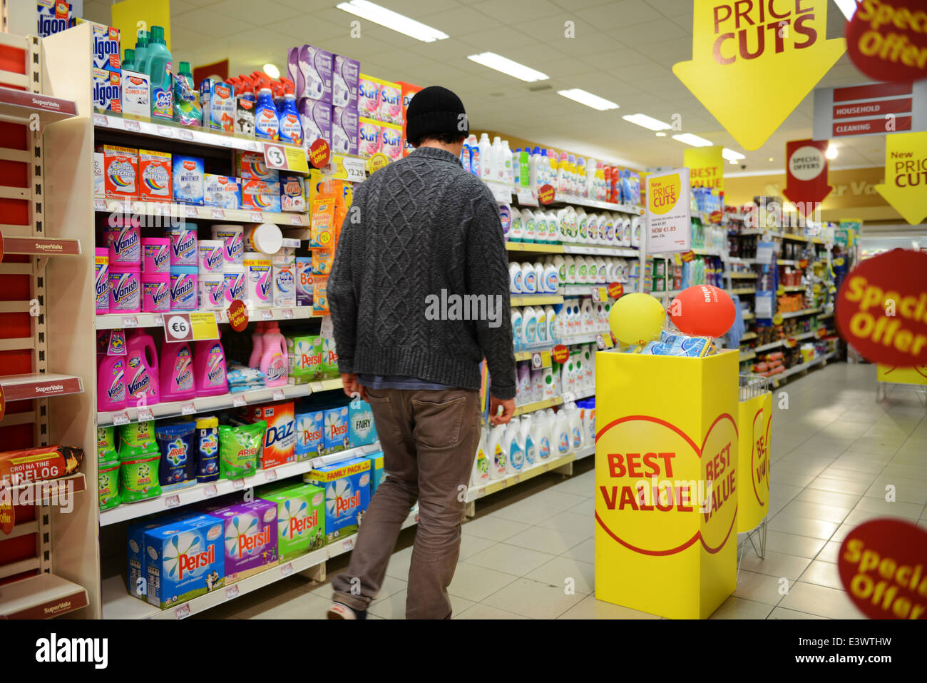 Supermarket man cleaning hi-res stock photography and images - Alamy
