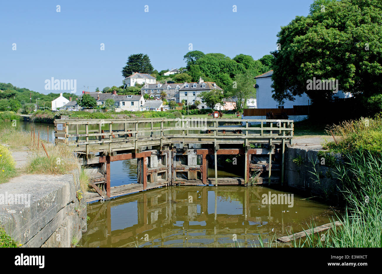 Lock gates hi-res stock photography and images - Alamy
