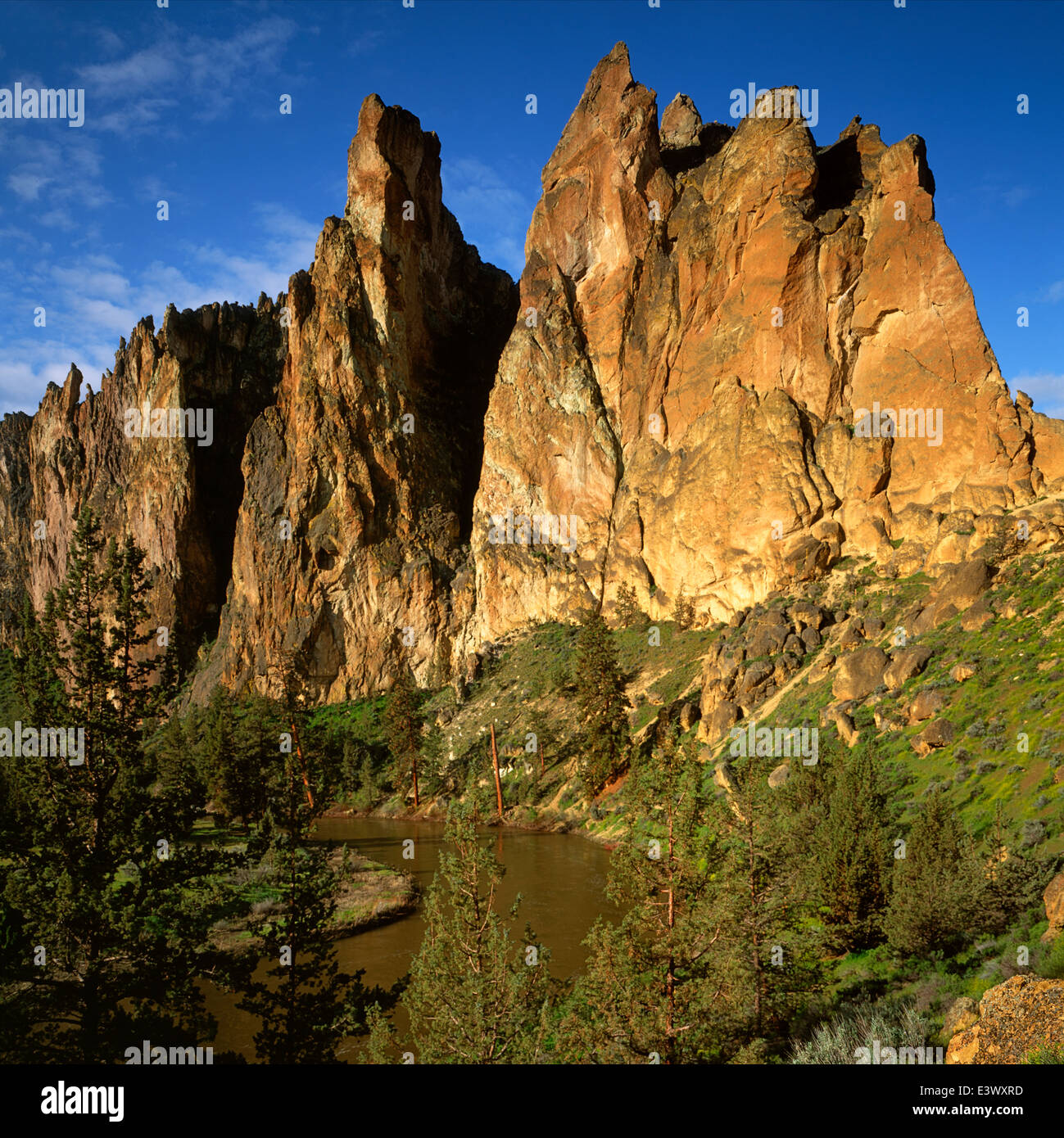 USA, Oregon, Granite Cliffs at Smith Rock State Park and Crooked River ...