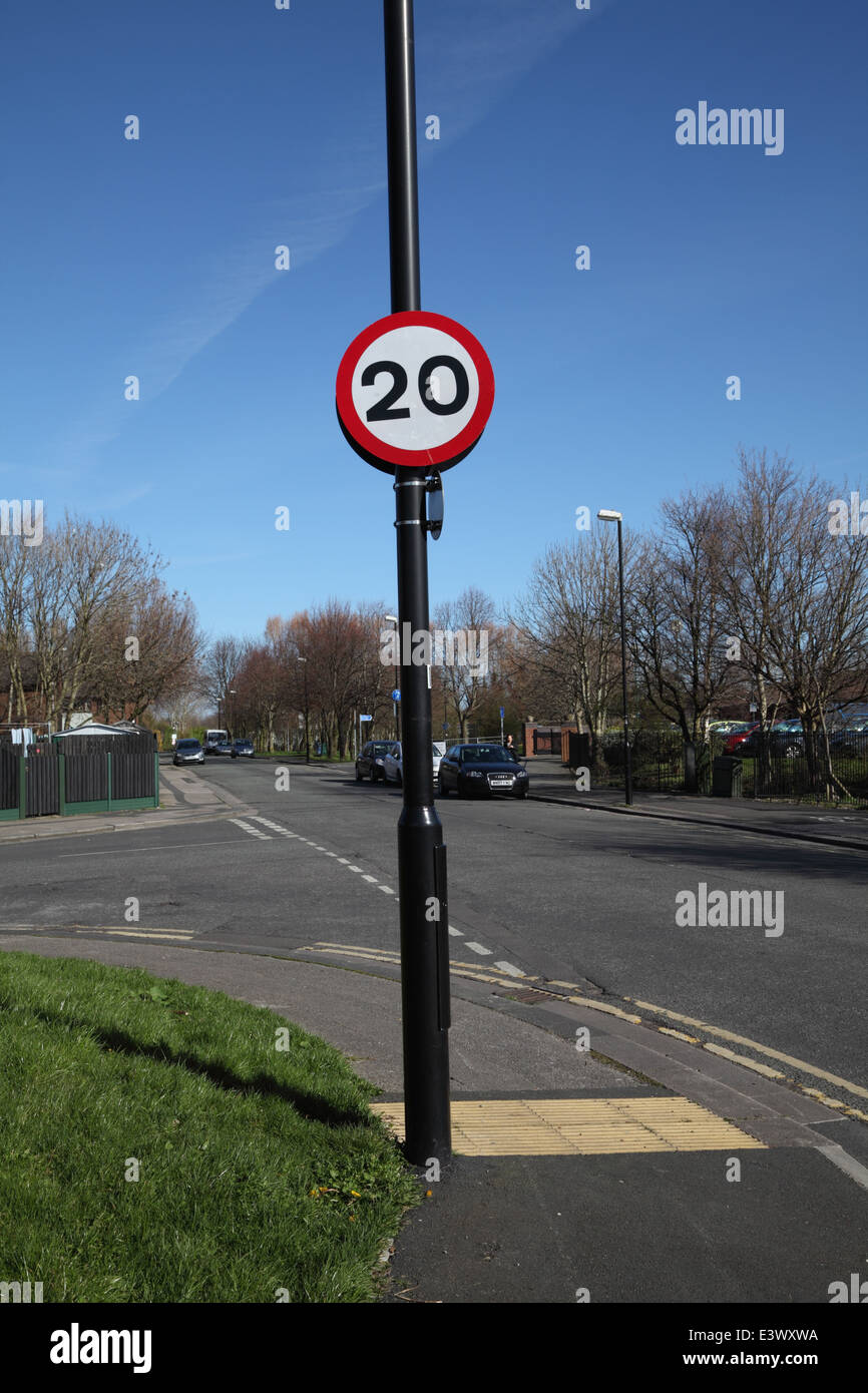 Sign 20 mph Stock Photo - Alamy