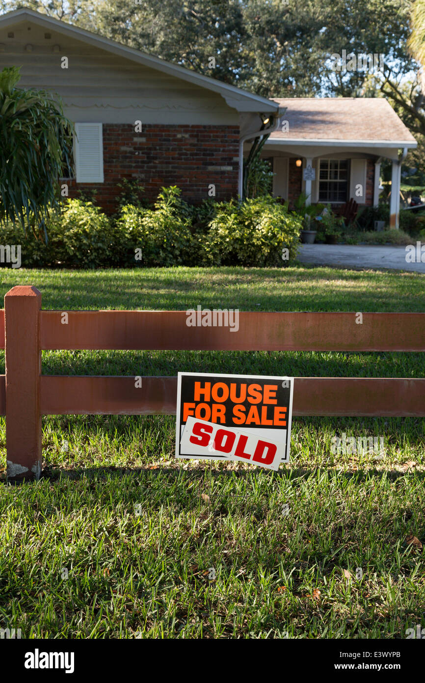Sold sale sign hi-res stock photography and images - Alamy